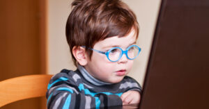 Cómo cuidar los ojos de los niños durante la infancia